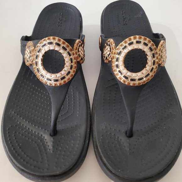 CROCS | Shoes | Crocs Sanrah Diamante Sz Gold Circle Wedge Thong Flip ...
